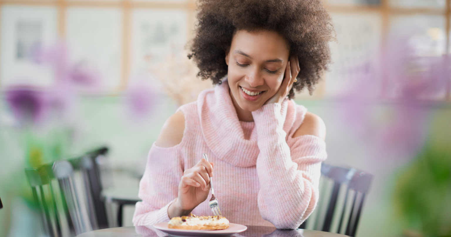 10 spiritual meanings of eating cake in a dream (complete list)