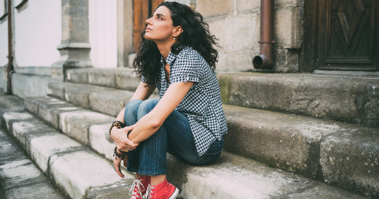 12 physical symptoms of missing someone you love (complete list)