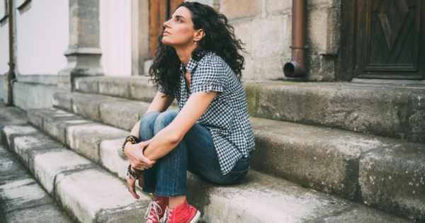 12 physical symptoms of missing someone you love (complete list)